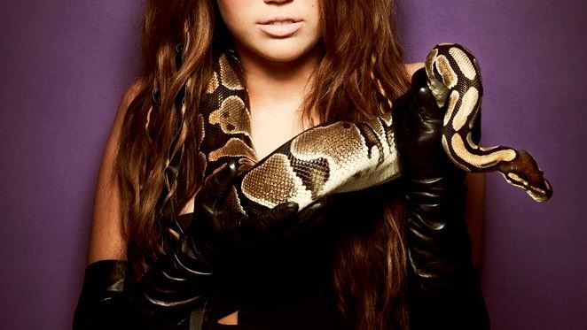Beautiful women photo shoots with snakes! | Daleeeel.com
