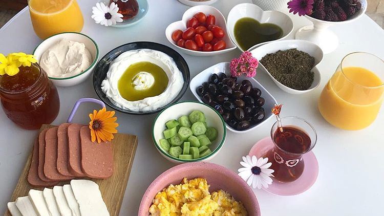 Simple Breakfast Table To Enjoy With Your Friends at Home | Daleeeel.com