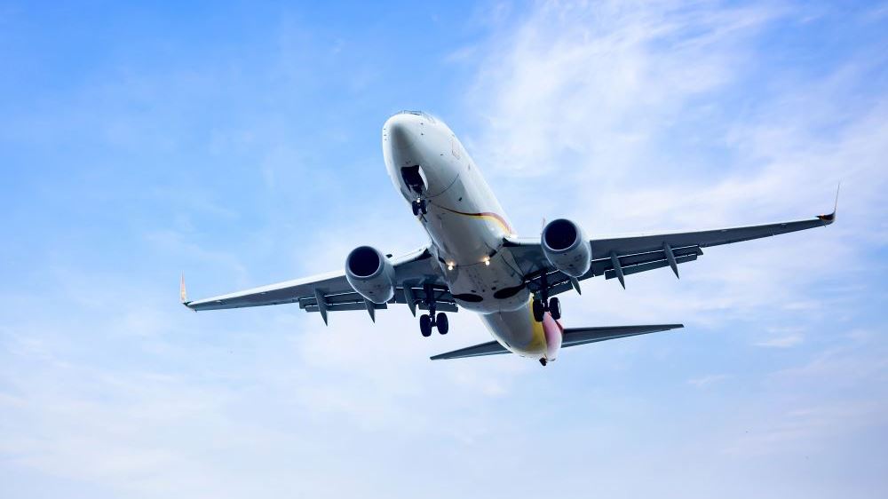 How are Airplanes able to carry tons of weight? | Daleeeel.com