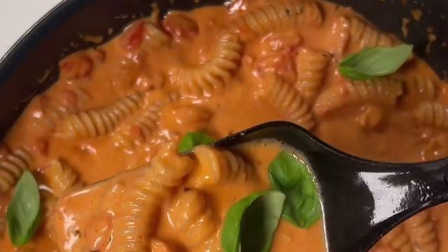 Pink Sauce Mac and Cheese Recipe | Daleeeel.com