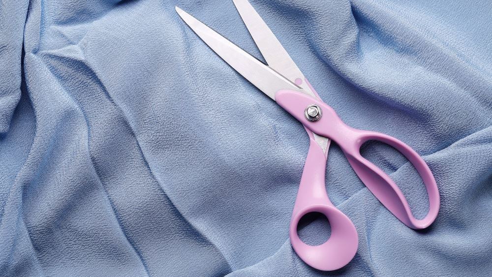 How to Use a Scissors Correctly and Safely | Daleeeel.com